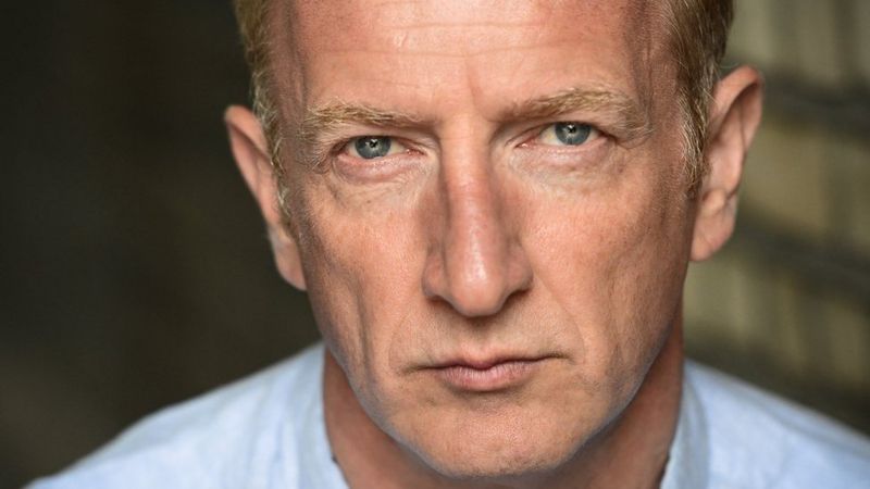 Steffan Rhodri: Y 'fraint' o weithio ar The Way - BBC Cymru Fyw