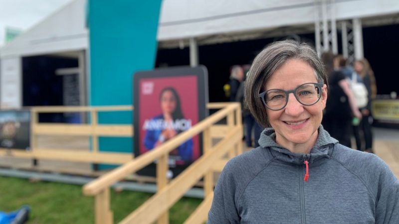 S4C 'won't apologise' for more English on Welsh channel - BBC News