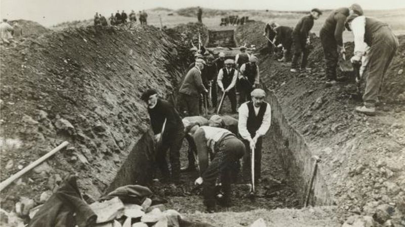 Ceremony to remember sinking of HMS Otranto on Islay - BBC News