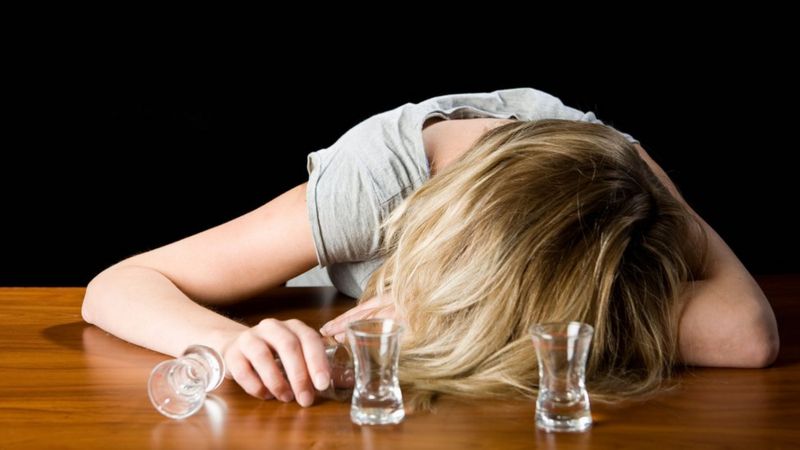 Alcohol limits cut to reduce health risks - BBC News