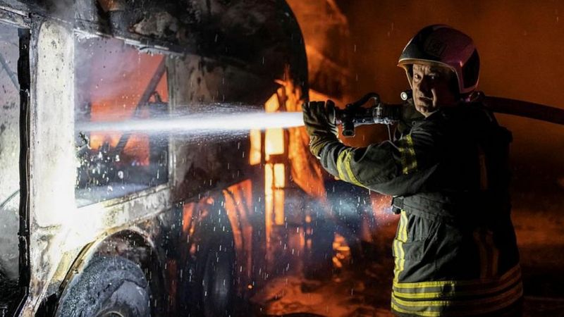 Ukraine war: Satellite images reveal Russian defences before major assault - BBC News