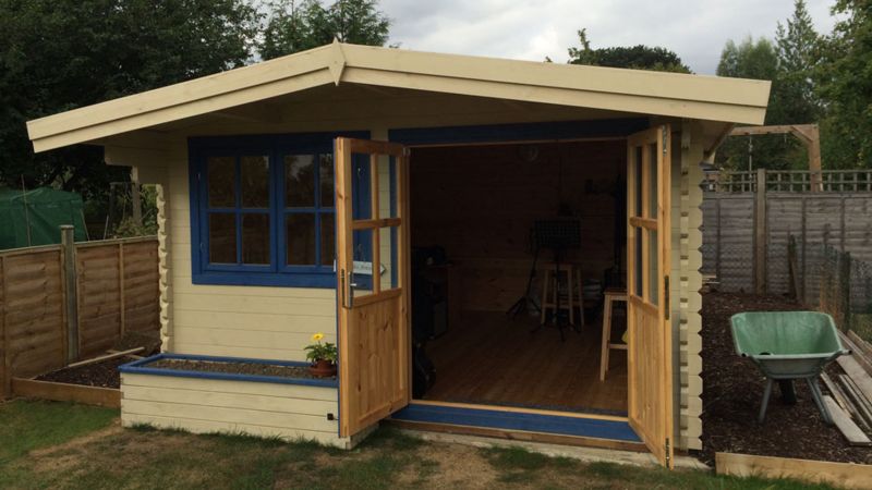 David Cameron buys £25,000 garden shed 'to write in' - BBC News