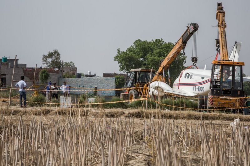 India plane wreckage becomes tourist attraction - BBC News