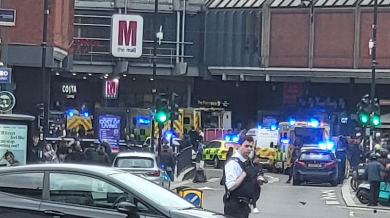 Wood Green: Woman falls from building on to pedestrian below - BBC News