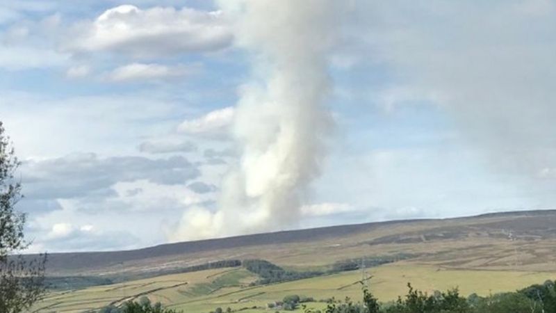 Crews tackle Saddleworth Moor fire - BBC News