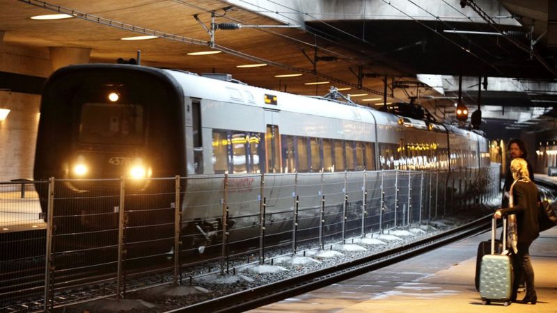 Migrant crisis: Sweden border checks come into force - BBC News