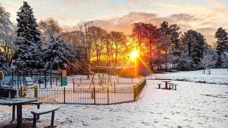 West Midlands photographers capture snow scenes - BBC News