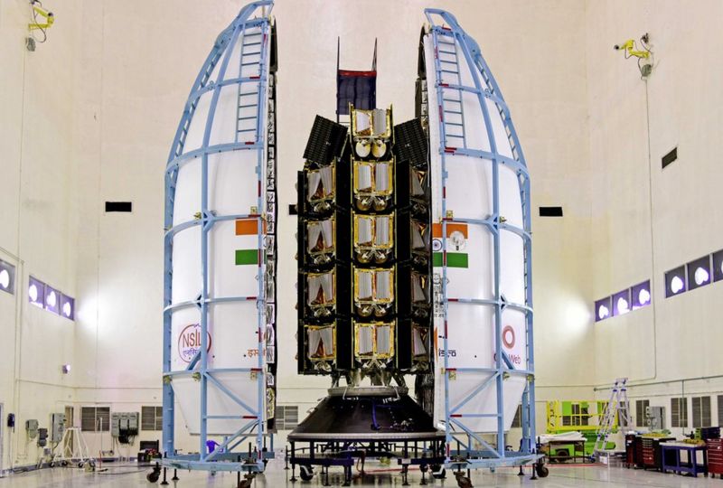 Indian rocket launches 36 OneWeb satellites - BBC News