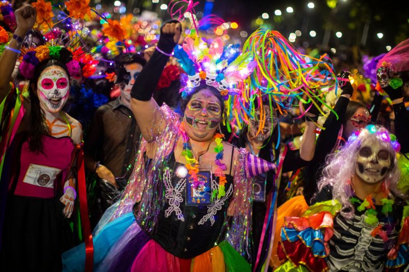 Skulls and flowers on parade at Mexico's Catrinas procession - BBC News