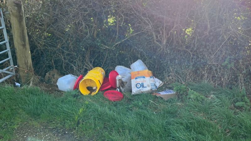 Leicestershire: Meet the 'litter womble' on a marathon clean-up - BBC News