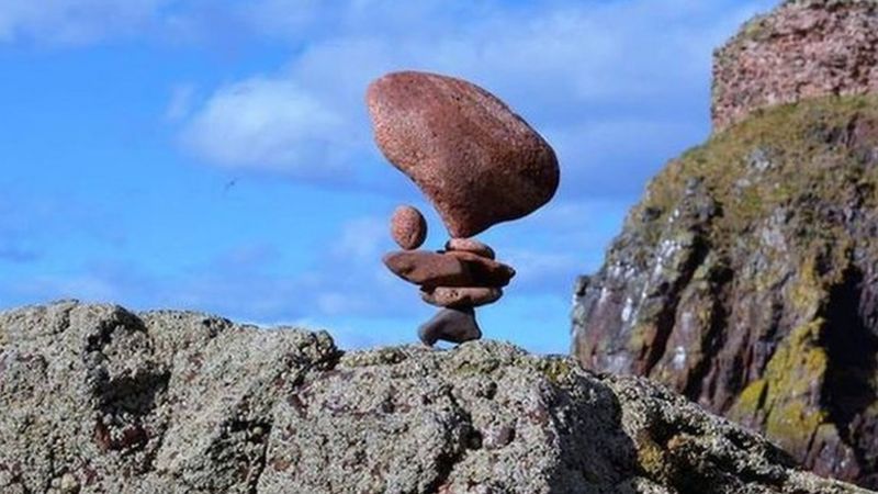 Stone-stackers rock up in Dunbar for balancing act - BBC News