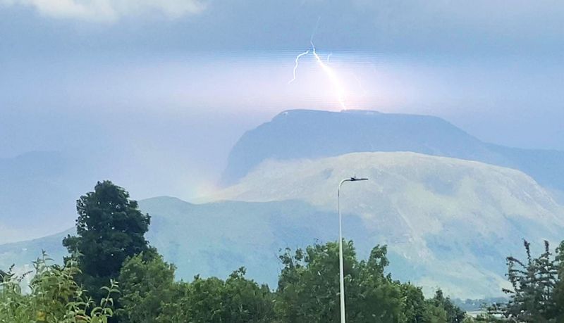 Ben Nevis hit by spectacular lightning strike - BBC News