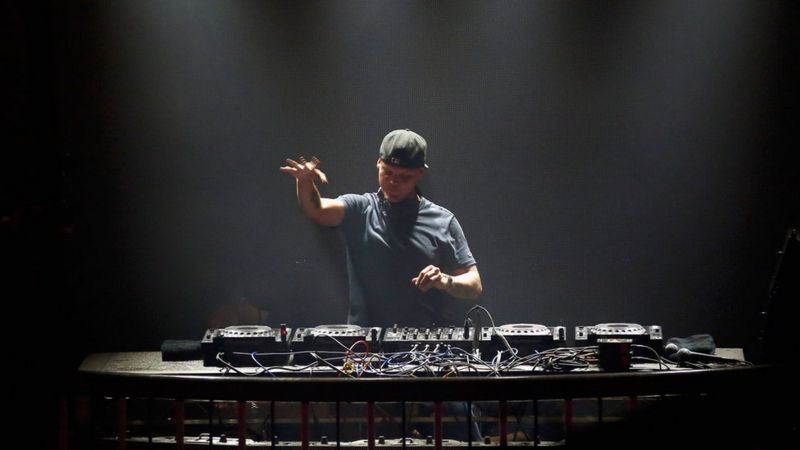 Avicii death: Oman police confirm 'no criminal suspicion' - BBC News