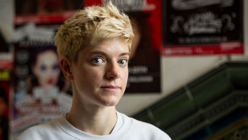 Mae Martin: The comedian who doesn't want to label love - BBC News