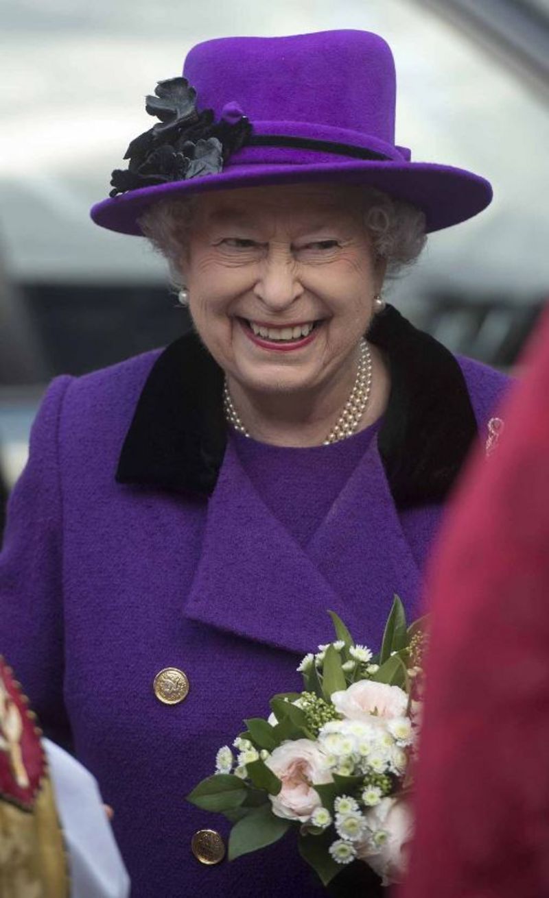 Queen in colour: 11 of Her Majesty's marvellous outfits - BBC Newsround