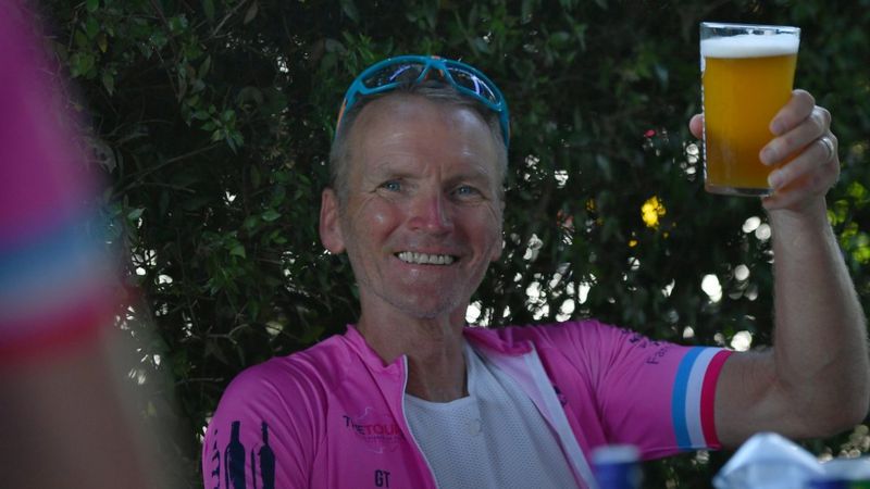 Geoff Thomas MBE: Ex-Wolves player completes Tour de France - BBC News