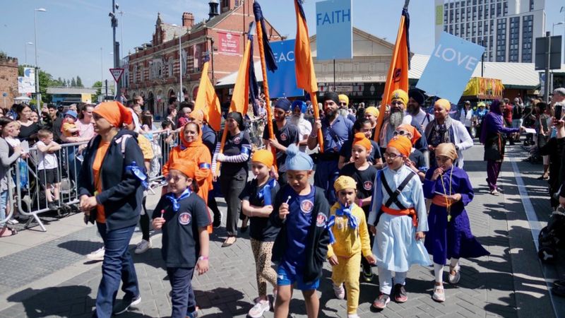 Coventry City of Culture: Colourful carnival celebrations - BBC News