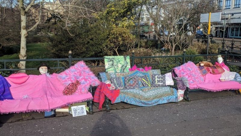 Community cover up Bournemouth's 'anti-homeless' benches - BBC News