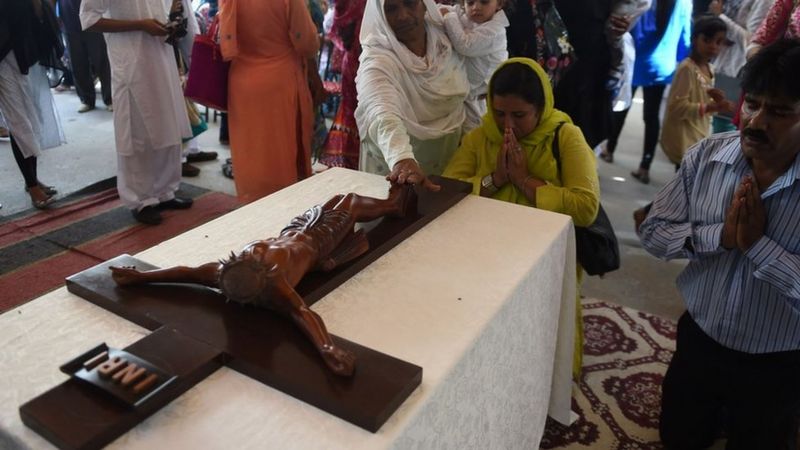 Deadly blasts hit Pakistan churches in Lahore - BBC News