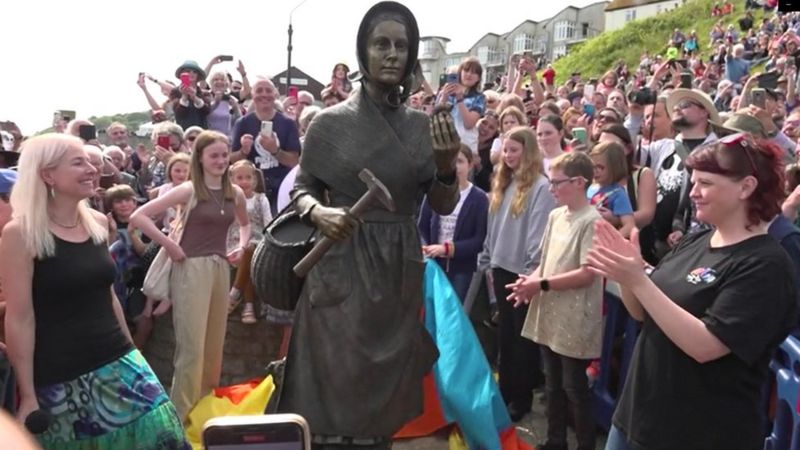 Mary Anning: Lyme Regis fossil hunter's statue unveiled - BBC News