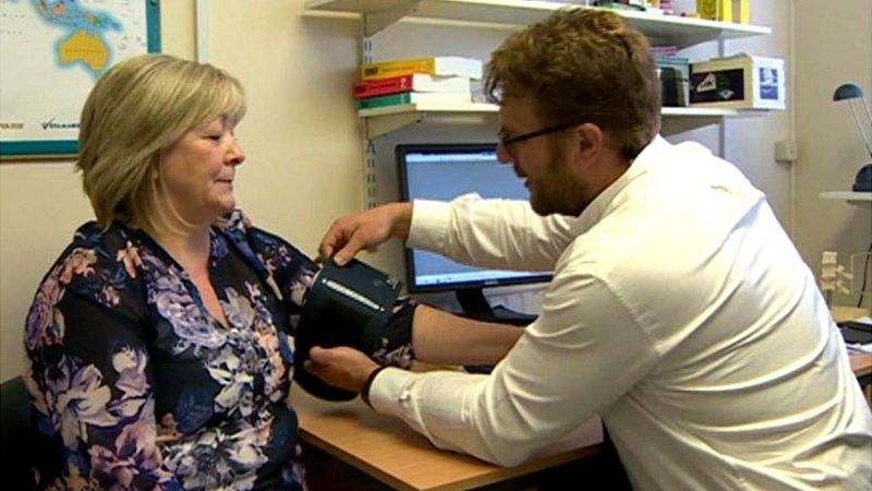 Brexit: NHS 'may struggle' without more non-UK staff - BBC News