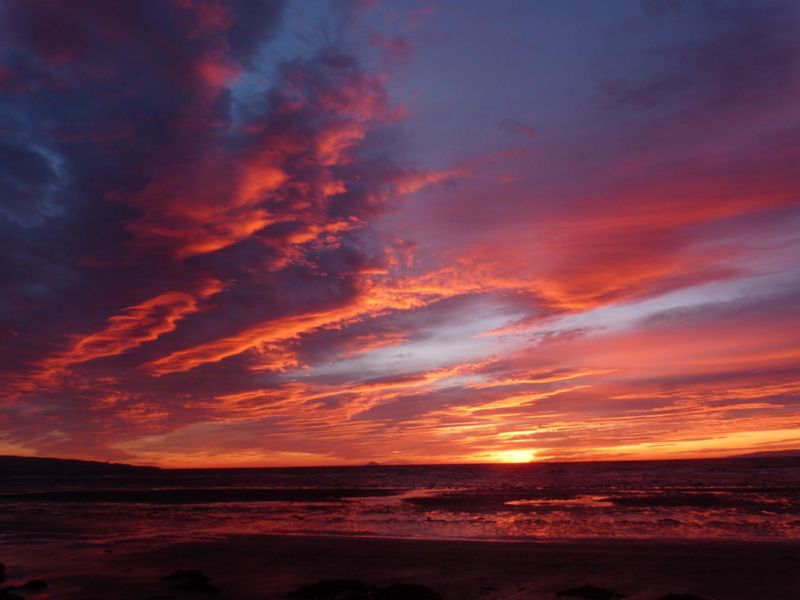 In pictures: Clouds create perfect conditions for stunning sunset - BBC ...