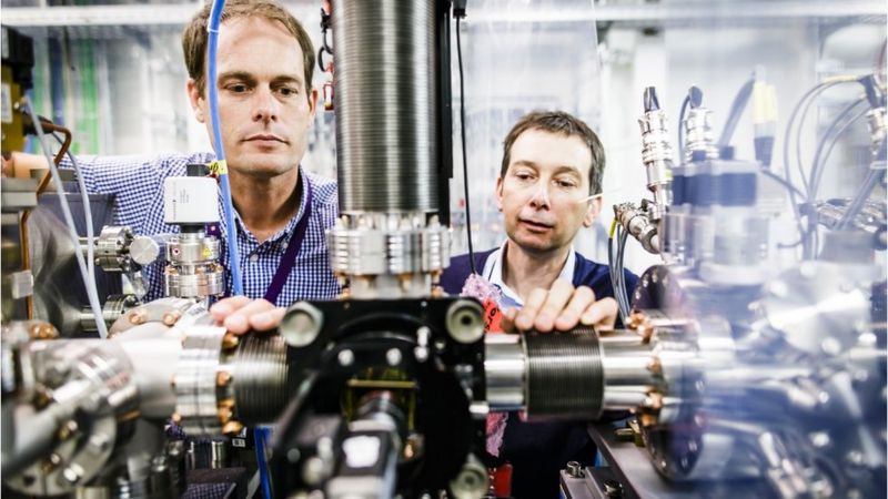 XFEL: UK signs up to super X-ray laser machine - BBC News