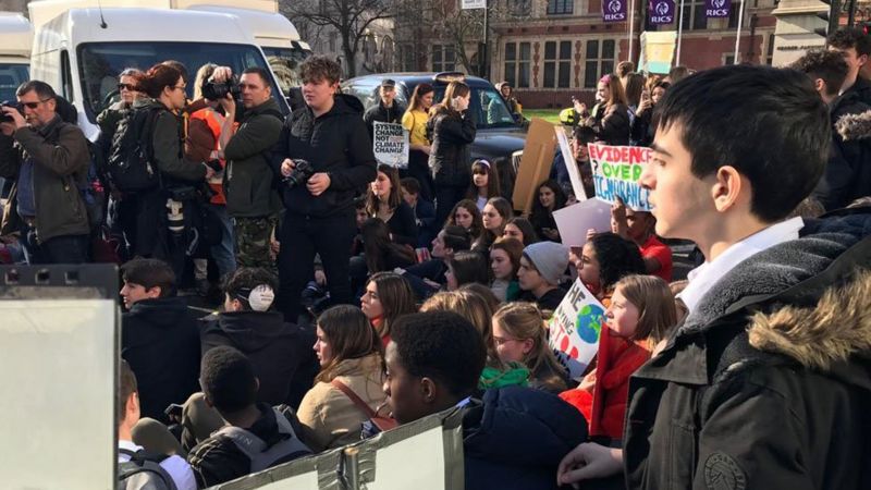 Climate strike: Schoolchildren protest over climate change - BBC News