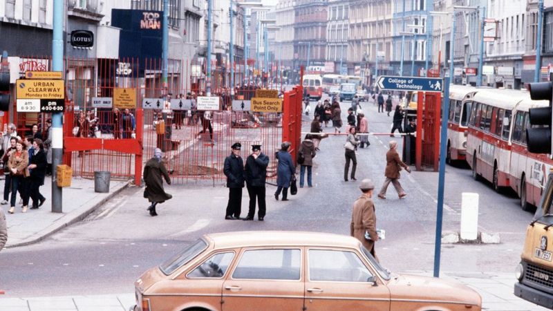In pictures: Northern Ireland then and now - BBC News