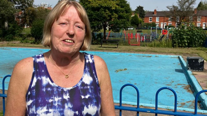 Residents campaign to save Kidderminster park's paddling pool - BBC News