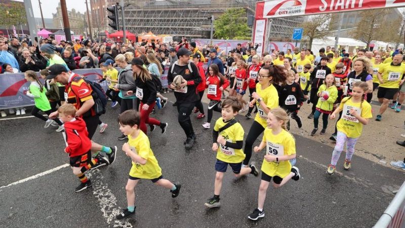 Sunderland runs see thousands take to city streets - BBC News