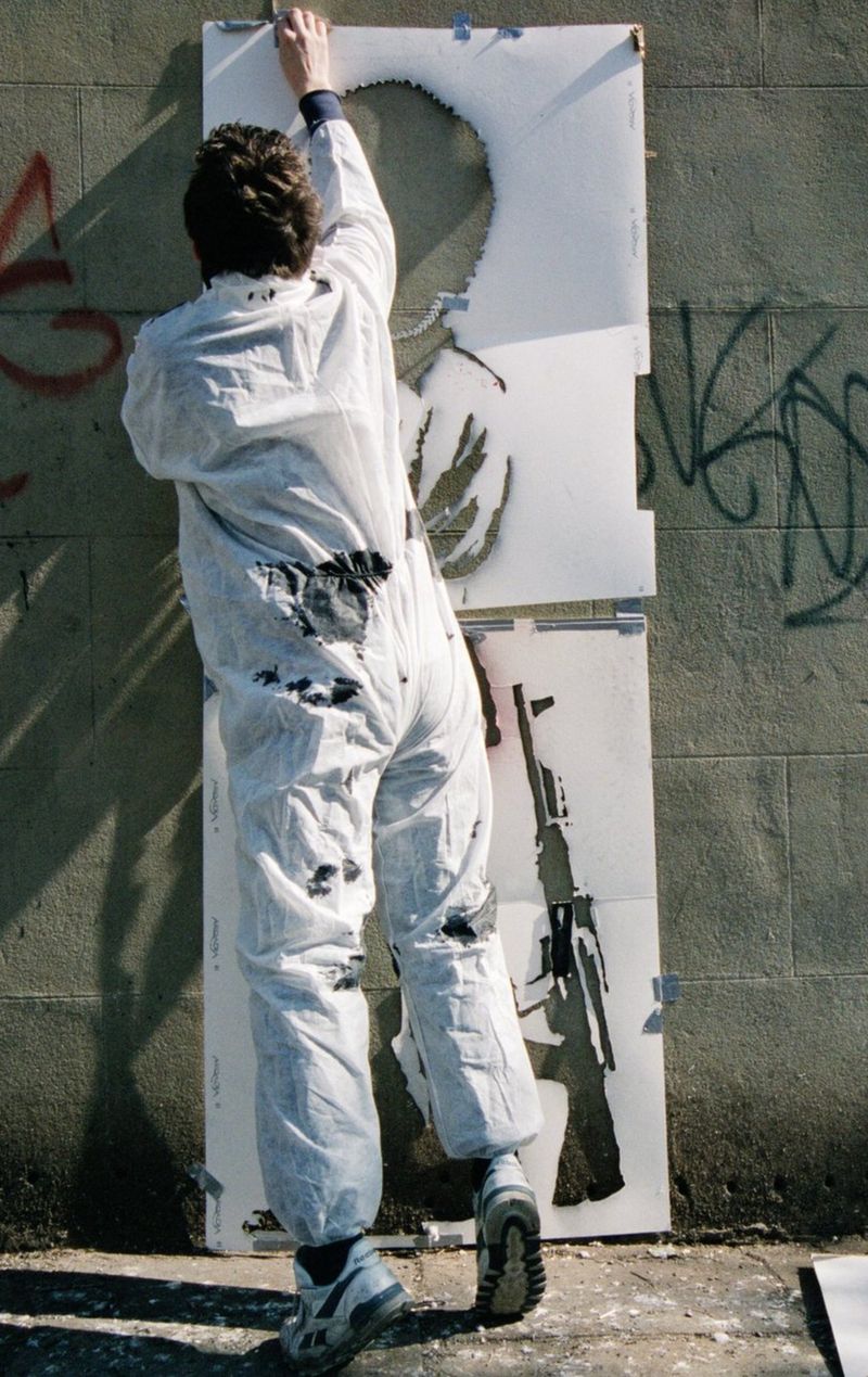 Banksy: Behind-the-scenes photos 'show artist at work' - BBC News