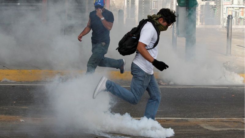 Venezuela protests: Large anti-Maduro march held in Caracas - BBC News