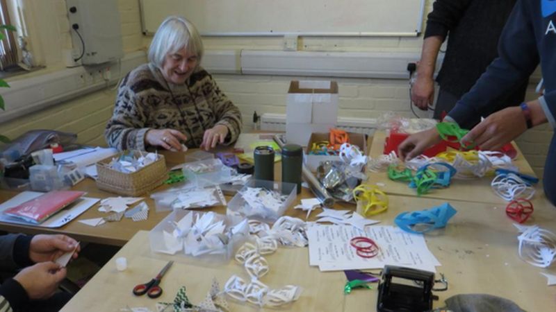 How origami is helping prisoners in Wiltshire rehabilitate - BBC News