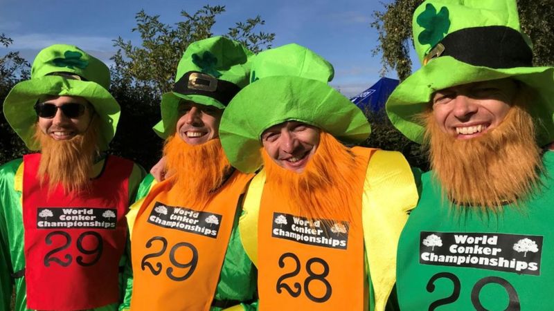 World Conker Championship 'king' and 'queen' crowned - BBC News