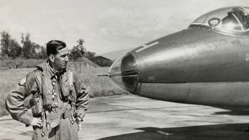 Queen's Coronation pilot, 93, longs to fly again - BBC News