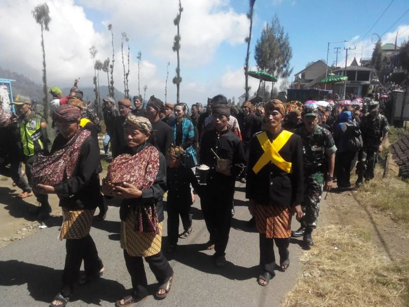 Upacara Unan-unan dan kisah toleransi suku Tengger di kaki Gunung Bromo ...