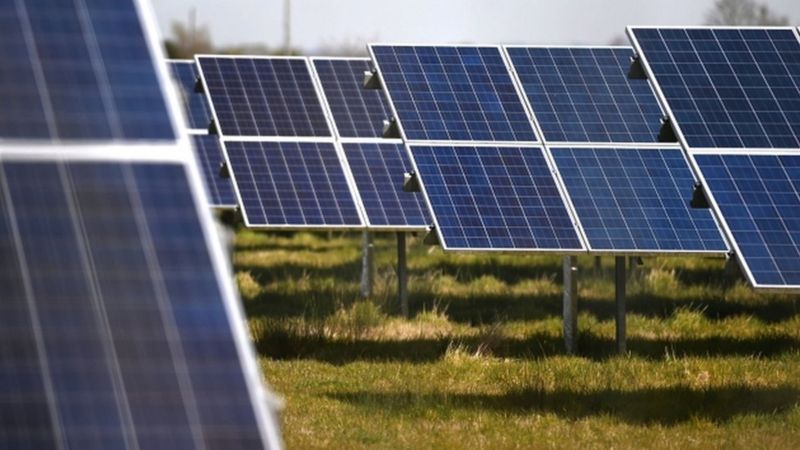 Skeeby solar farm plans get go-ahead - BBC News