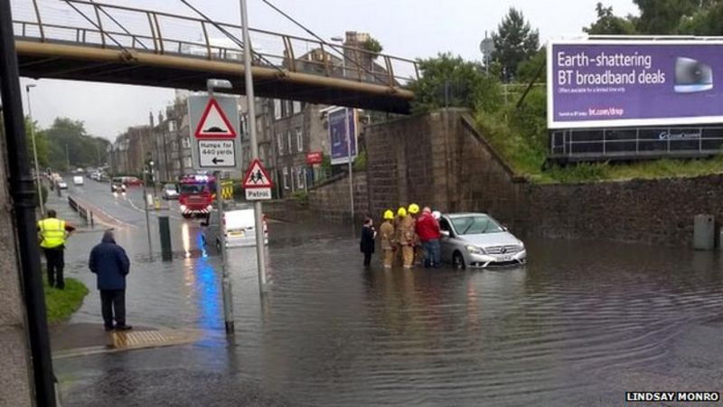 Torrential rain causes flooding in Aberdeen - BBC News