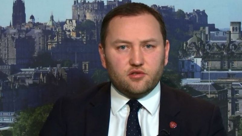 Edinburgh MP Ian Murray not joining Labour breakaway - BBC News