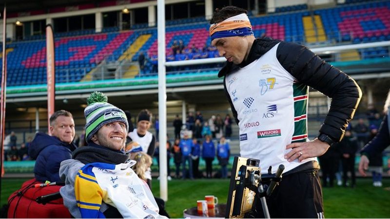 Kevin Sinfield: Rugby league star's 300-mile challenge for MND - BBC News
