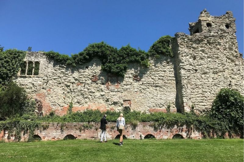 Wallingford Castle ruins to undergo repairs - BBC News