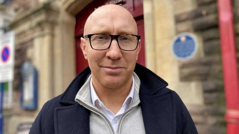 Eddie Butler: Hundreds gather to pay tribute at memorial - BBC News