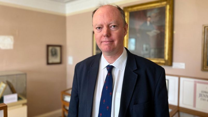 Plaque dedicated to vaccine pioneer Edward Jenner unveiled - BBC News