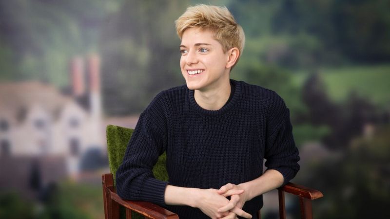 Mae Martin: The comedian who doesn't want to label love - BBC News