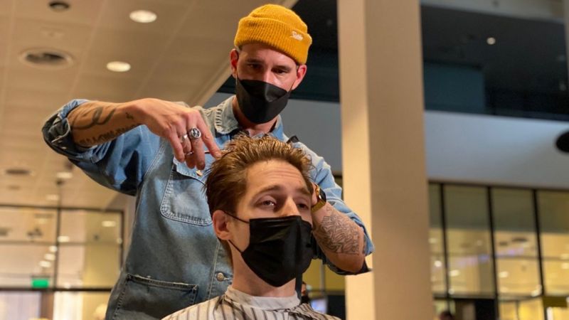 Dutch Covid rules: Museums and orchestras stage haircut protest - BBC News