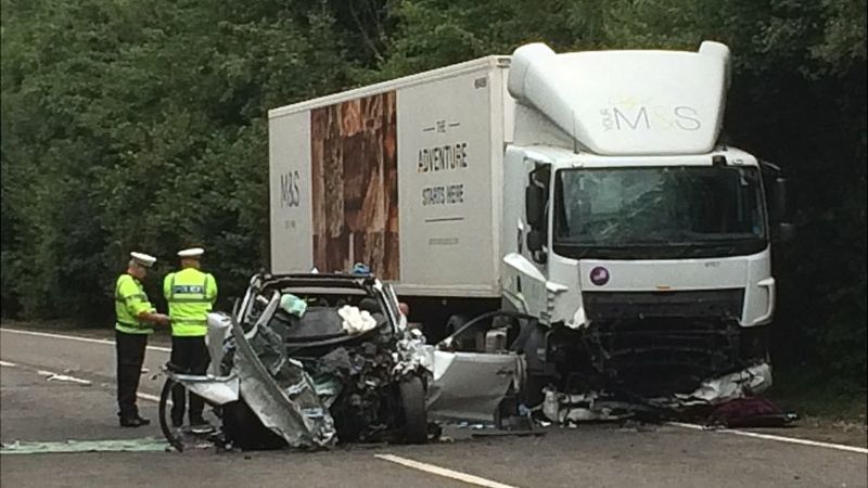 Man sees crash that kills wife and step-children in Devon - BBC News