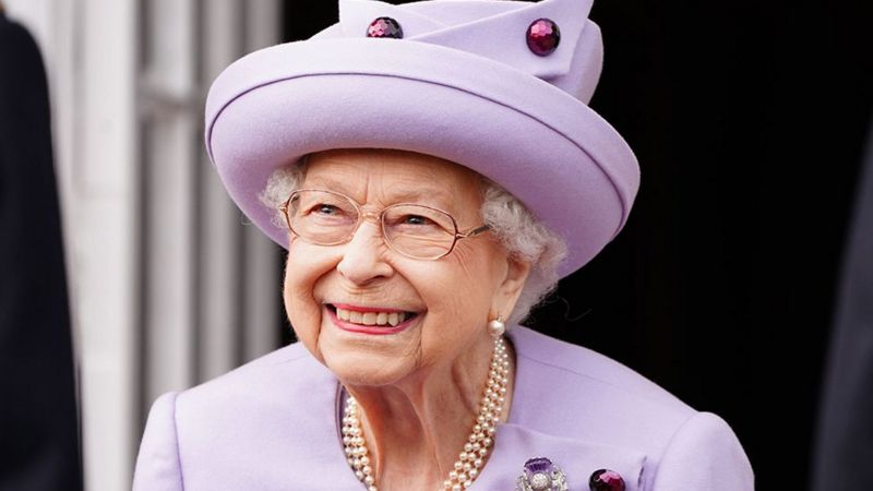 Queen makes third public appearance in four days - BBC News