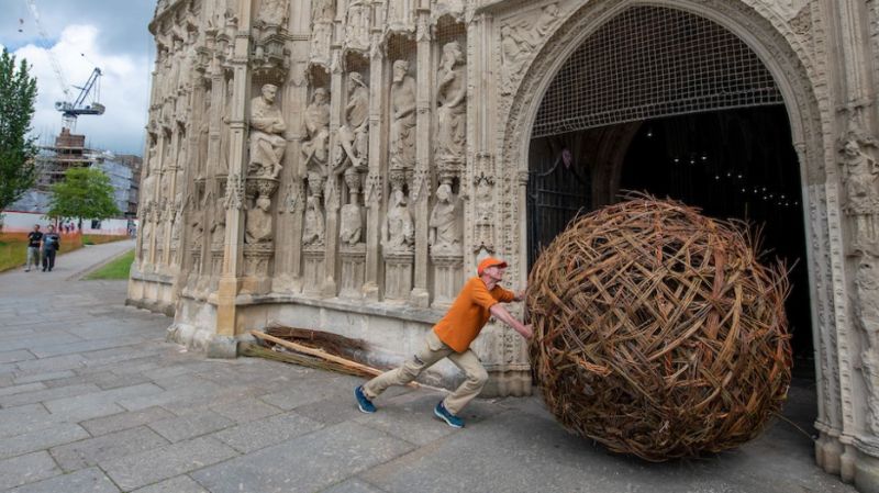 Huge willow sculptures exhibited in historic gardens in Wells - BBC News