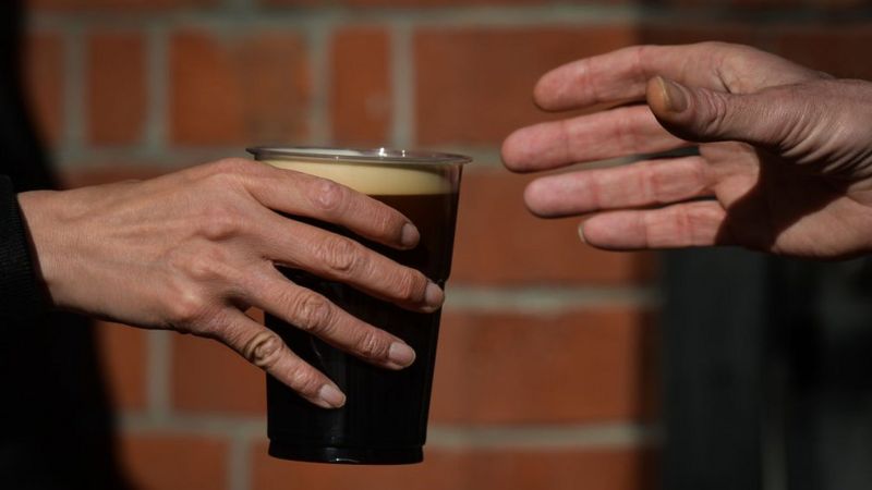 Cuáles son los "12 pasos" de Alcohólicos Anónimos para recuperar ...